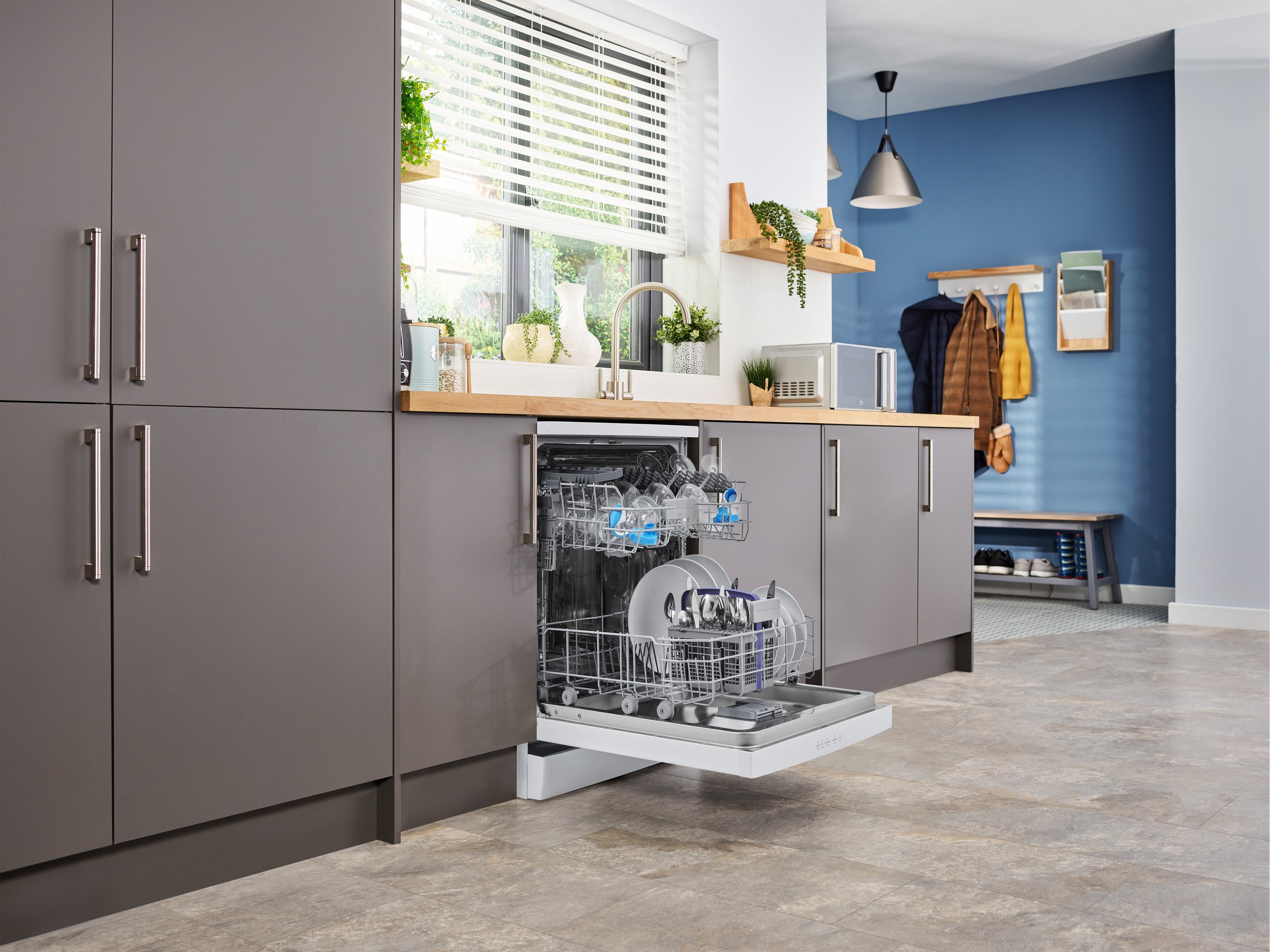 Freestanding Full Size Dishwasher with HygieneIntense BDFN15420 | Beko UK