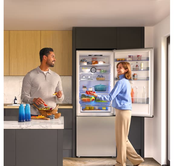 Frost Free Combi Fridge Freezer with HarvestFresh™ Technology CNG4692V ...